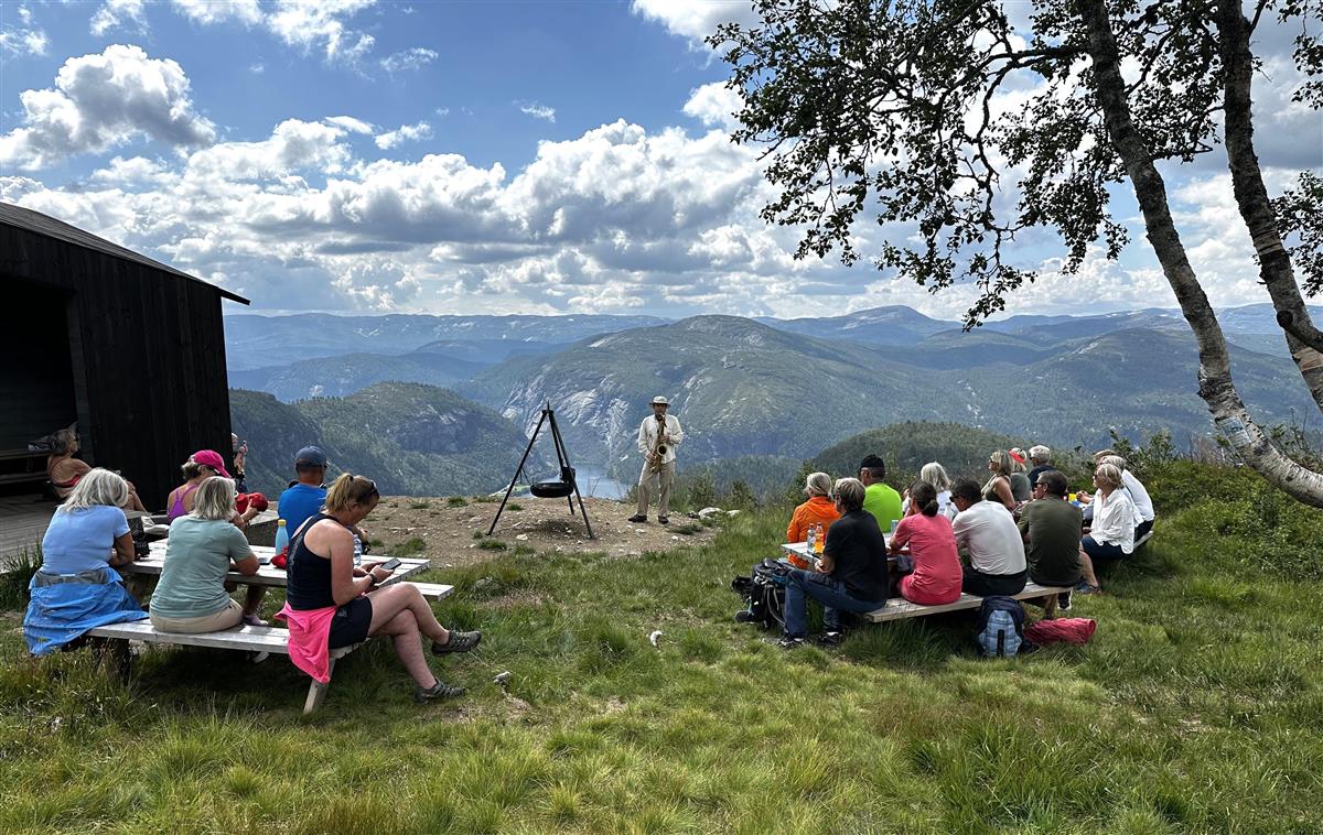 Magiske tonar med saksofonist på Jarebu - Bykle kommune